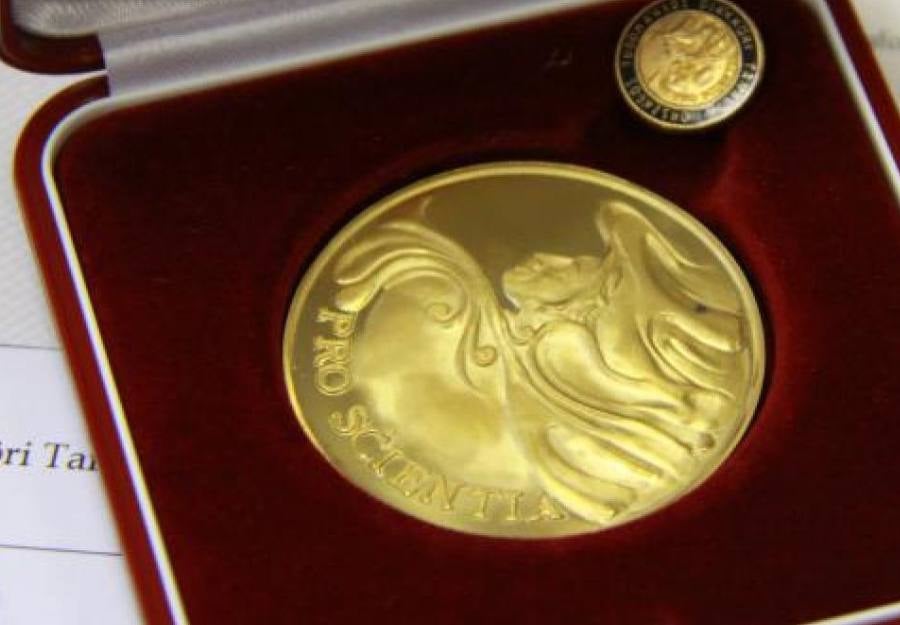 Pro Scientia és Mestertanár Aranyérmek kihirdetése - Budapesti Corvinus ...